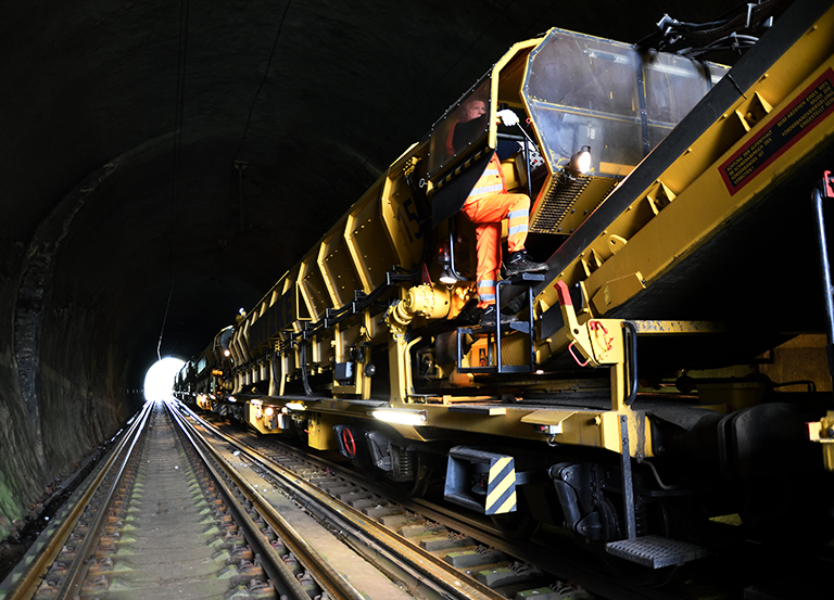 Track ballast cleaning machine RM 900 S, Track ballast excavation ...